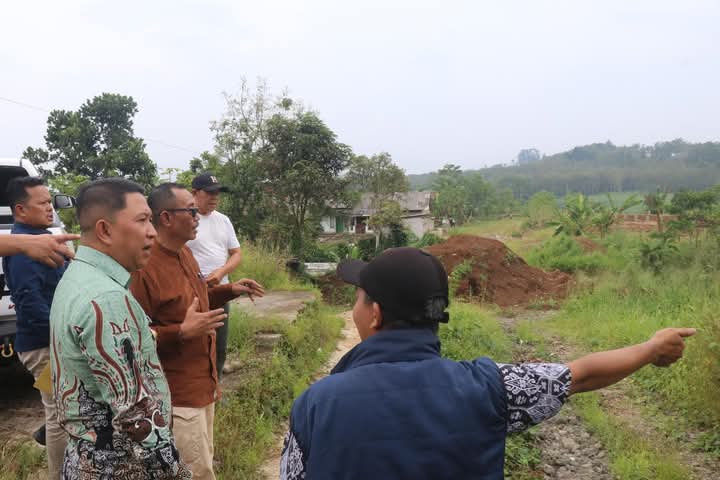 Wabup Andreas Tinjau Ruas Jalan Eksisting dan Daerah Terdampak Bencana ...